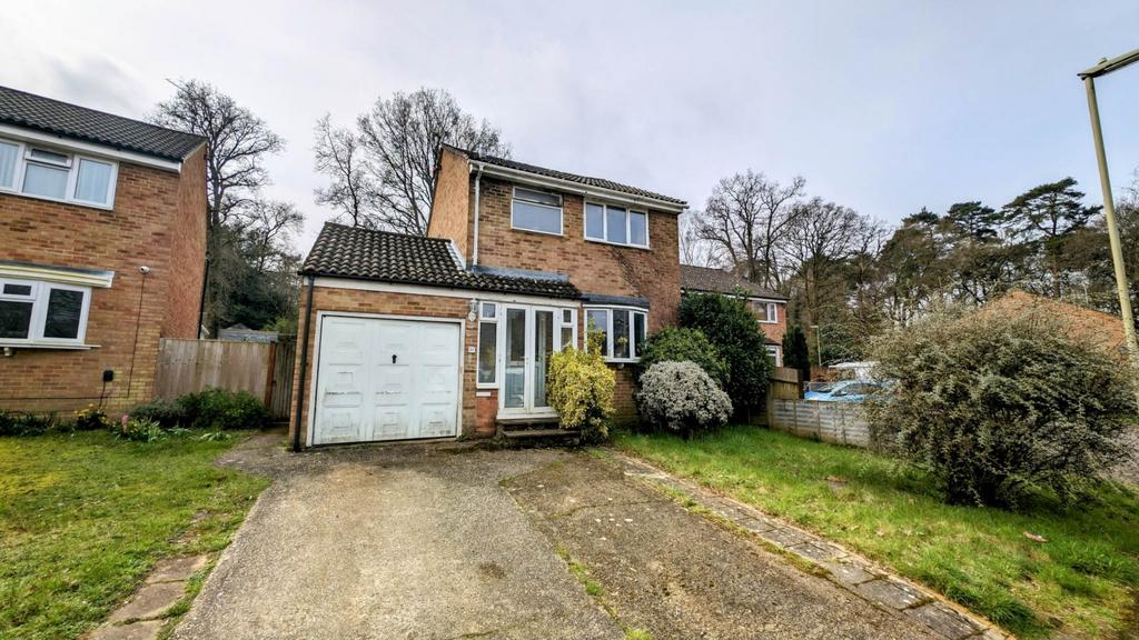 Dudley Close, Bordon GU35 3 bed detached house - £325,000