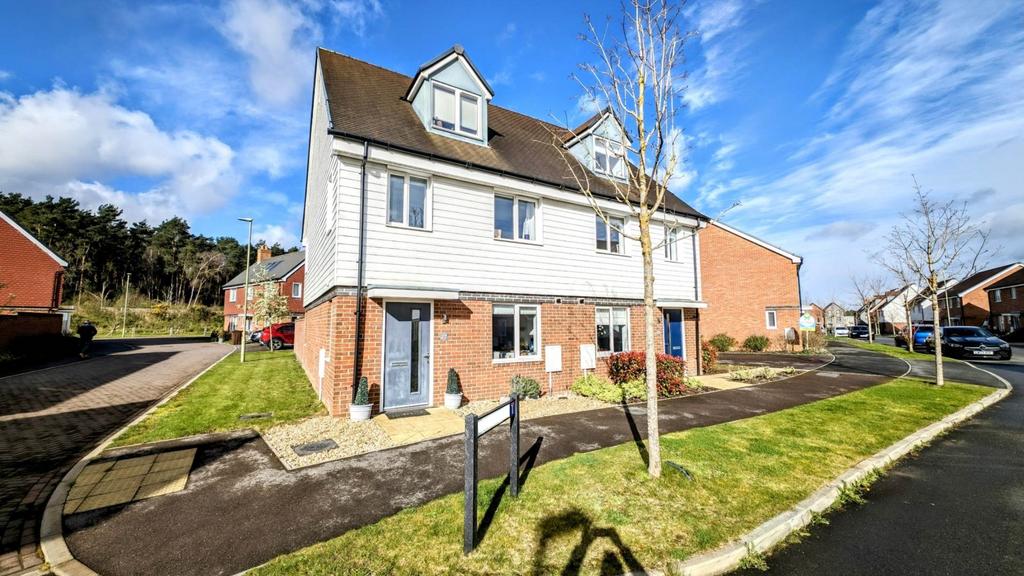 Chandler Drive, Bordon GU35 3 bed semi-detached house - £435,000