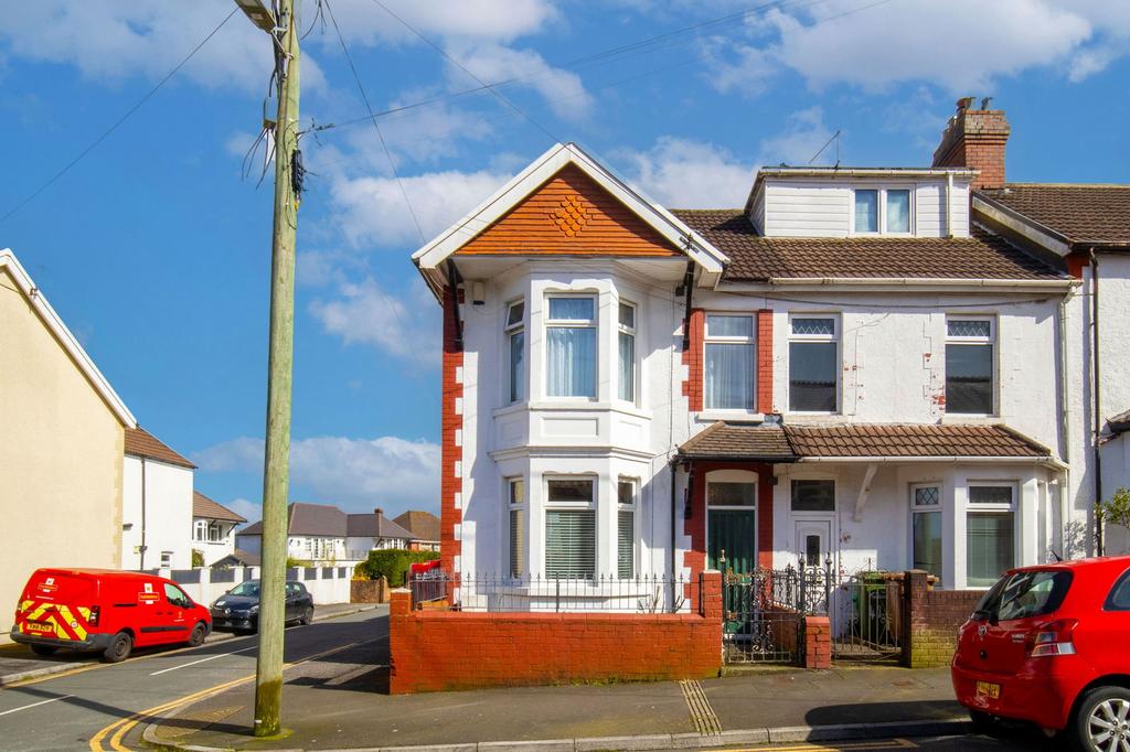 Princes Avenue, Caerphilly, CF83 1HS 3 bed end of terrace house - £300,000