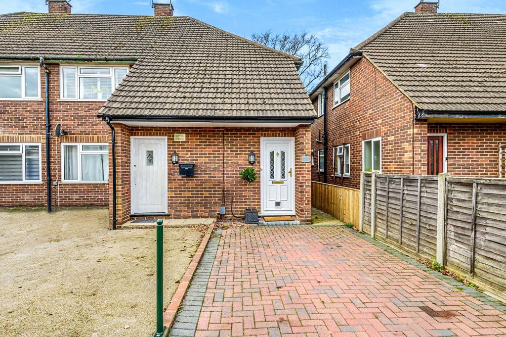Ferney Road, Surrey KT14 2 bed maisonette - £330,000