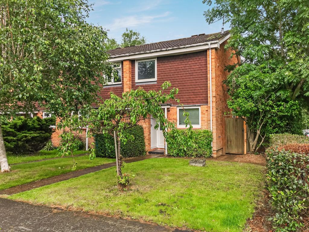 WOKING 3 bed end of terrace house - £1,650 pcm (£381 pw)