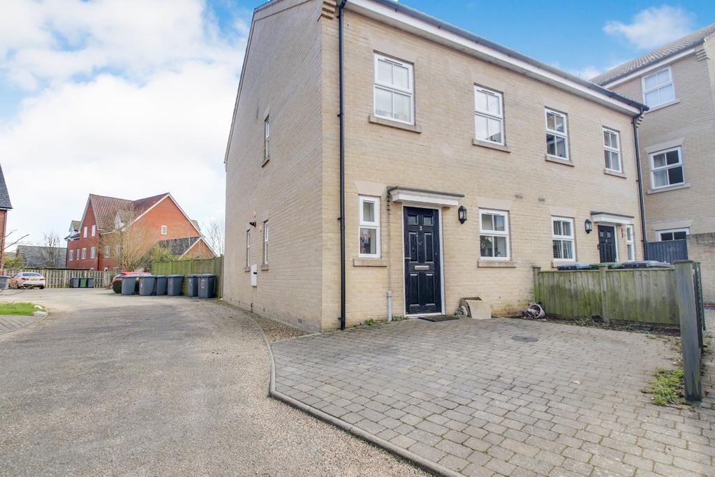Baytree Court, Walnut Tree Avenue... 4 bed semi-detached house - £300,000