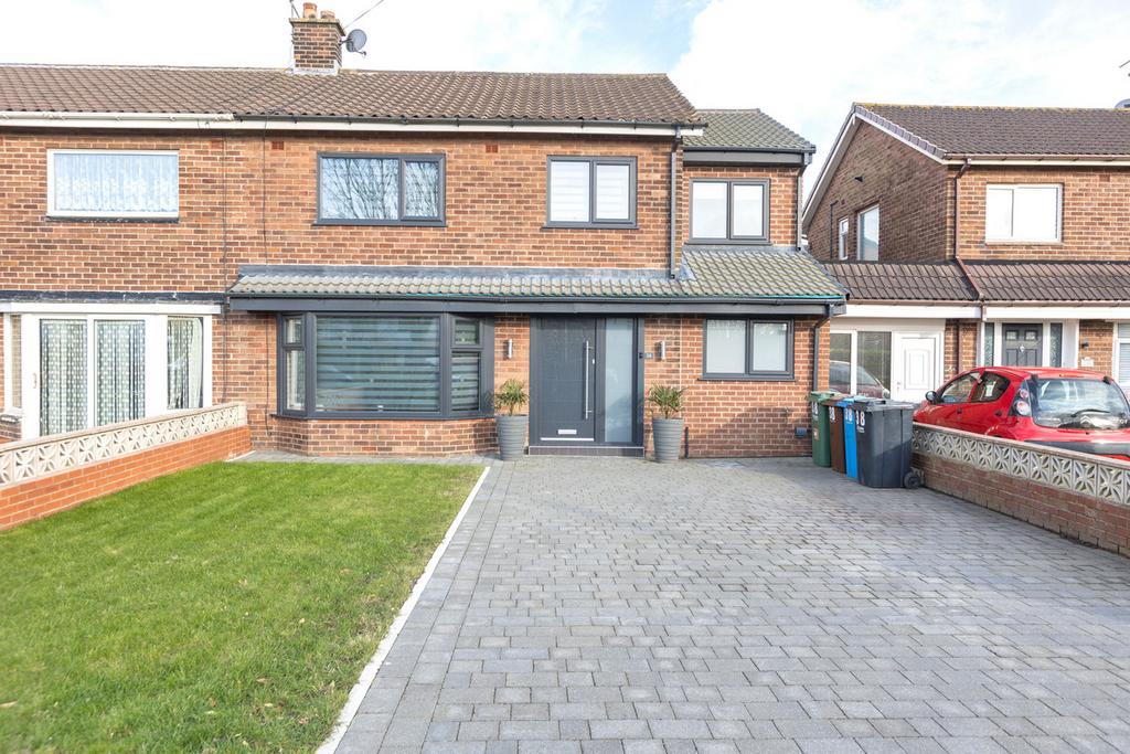 Preston Road, Lytham St Annes, FY8 4 bed semi-detached house - £399,500