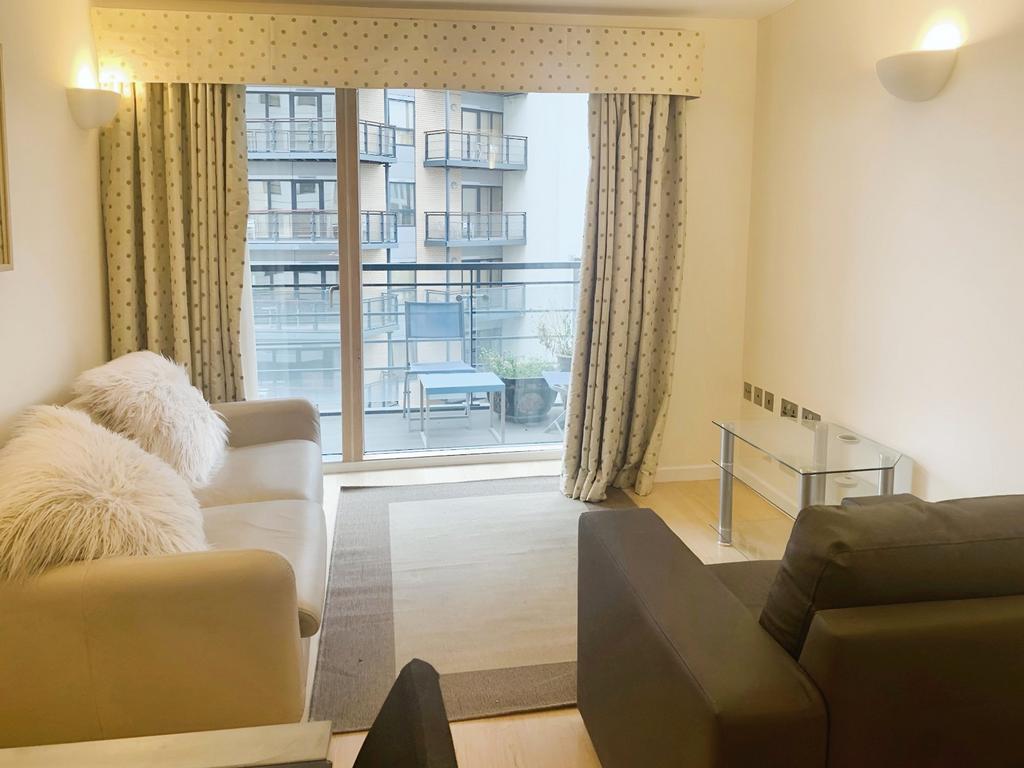 Riverside Way, Leeds, West Yorkshire... 2 bed flat - £950 pcm (£219 pw)