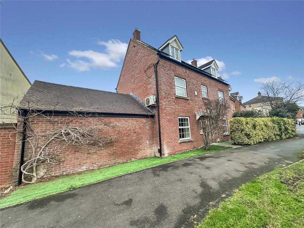Twineham Road, Wiltshire SN25 5 bed detached house for sale - £475,000