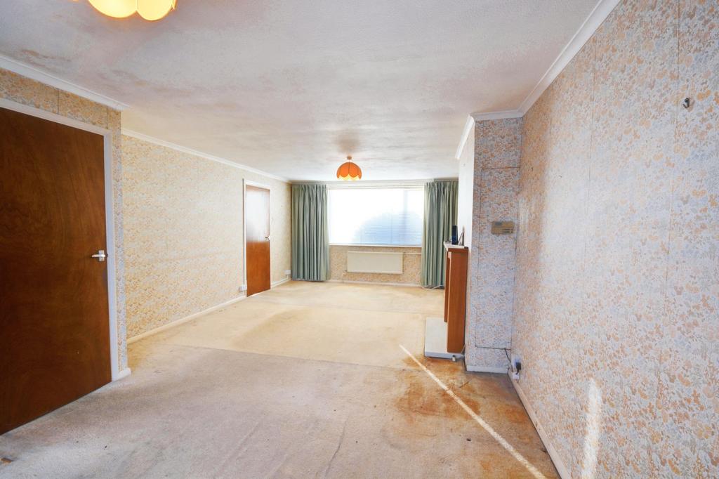 Chichester Close, Ashford TN23 3 bed semi-detached house - £290,000