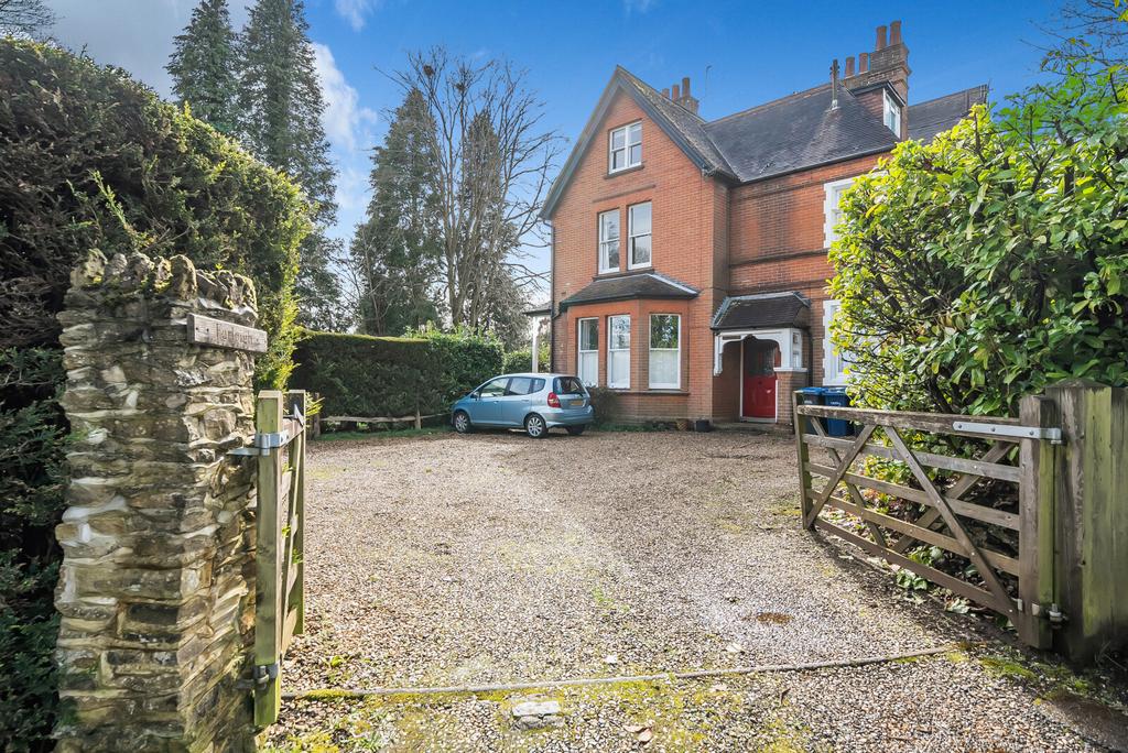 Ramsden Road, Godalming, GU7 1 bed flat - £265,000