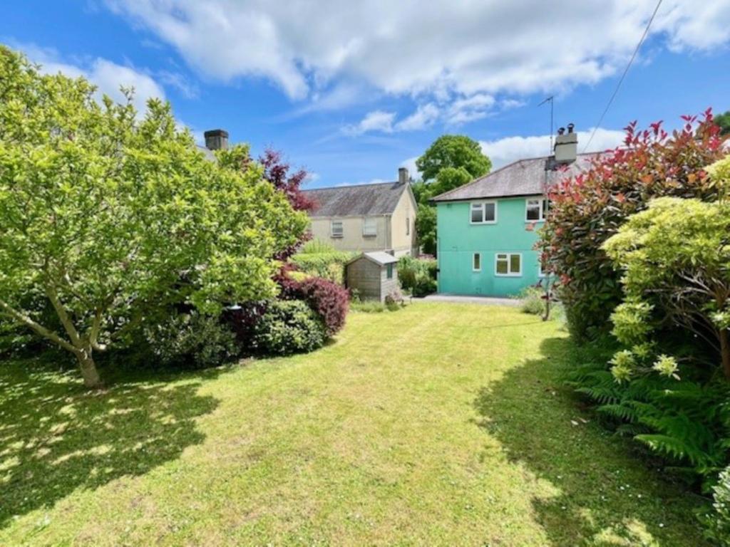 Plymouth Road, Buckfastleigh TQ11 2 bed semi-detached house - £220,000