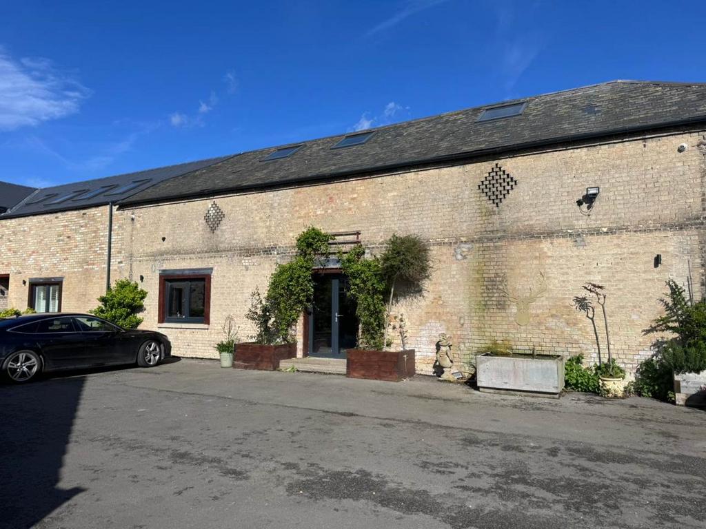 Clopton Farm, Tadlow, Cambridgeshire Property - £1,500 pcm (£346 pw)