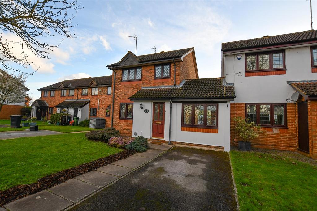 Broadlake Close, London Colney 3 bed link detached house - £525,000
