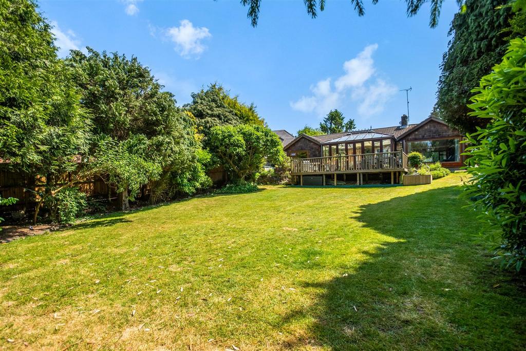 Platt Common, St Mary's Platt 3 bed detached bungalow - £750,000