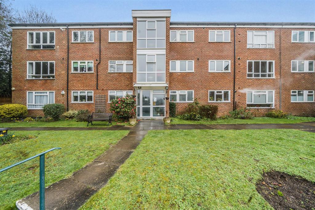 Howton Place, Bushey WD23 3 bed flat - £415,000