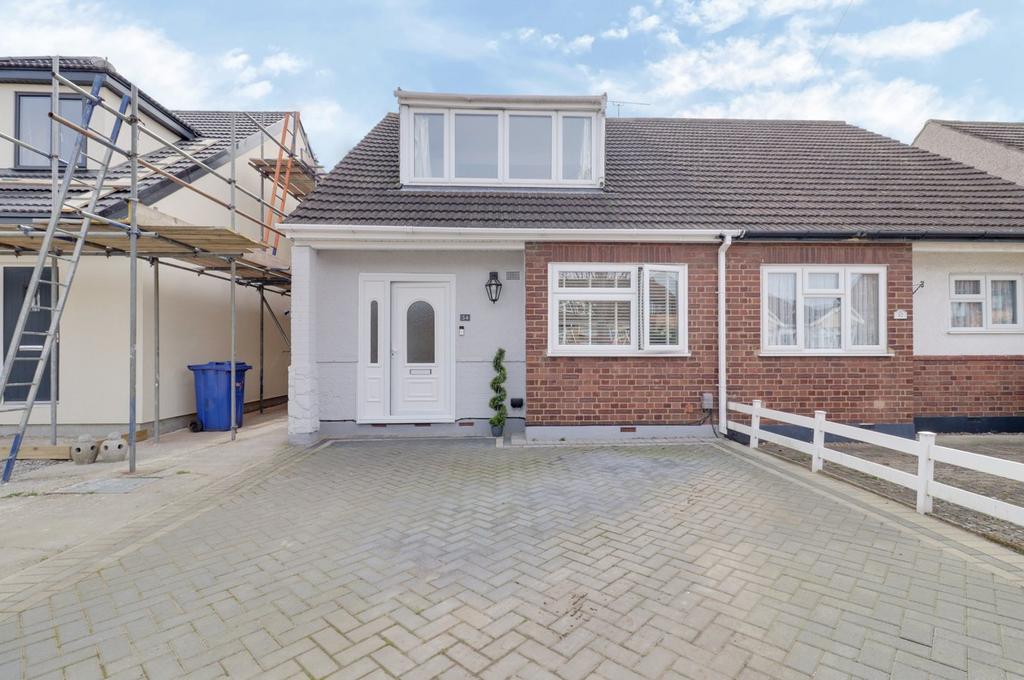 Arterial Avenue, Rainham RM13 3 bed semi-detached house - £450,000