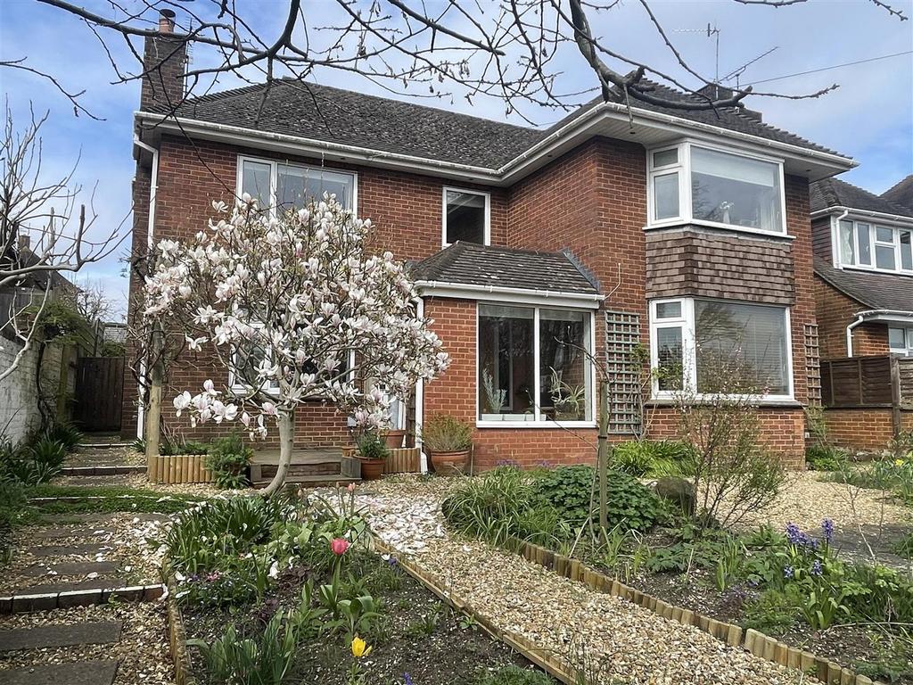 Coombe Road, Salisbury SP2 3 bed detached house - £435,000