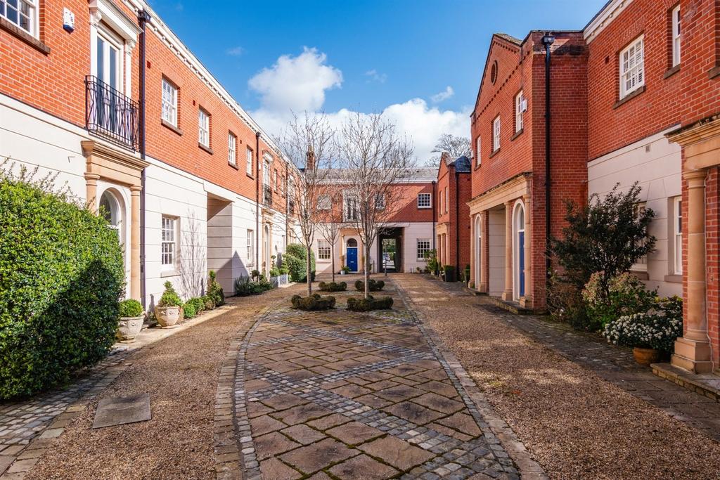 The Stables, Tabley 3 bed mews - £500,000
