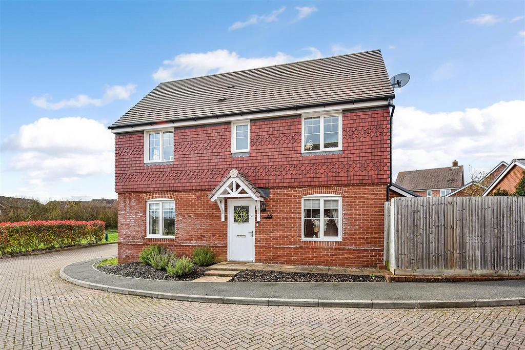 Olympic Park Road, Andover 3 bed detached house - £385,000