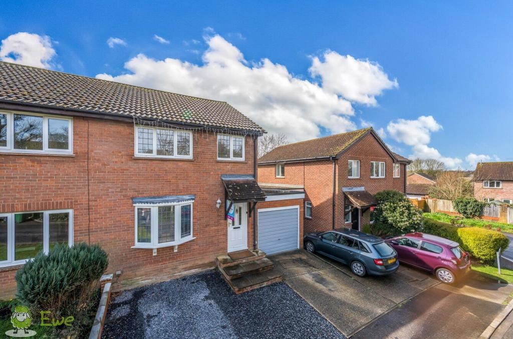 Mortimer Gardens, Tadley RG26 3 bed semi-detached house - £365,000