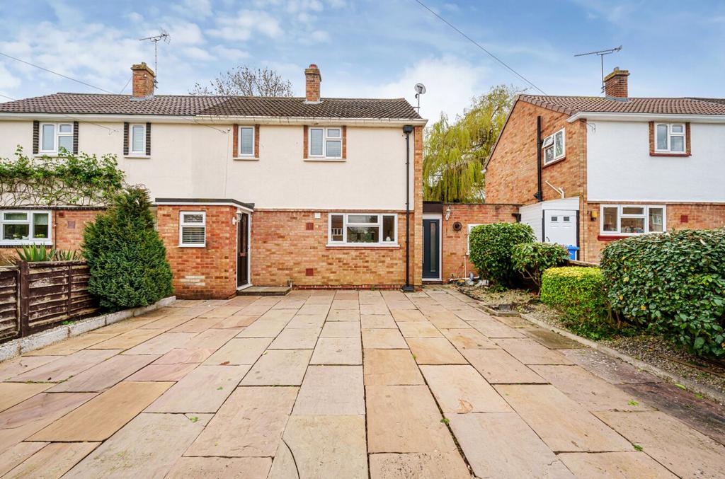 Brooke Place, Binfield, RG42 2 bed semi-detached house - £1,800 pcm (£ ...