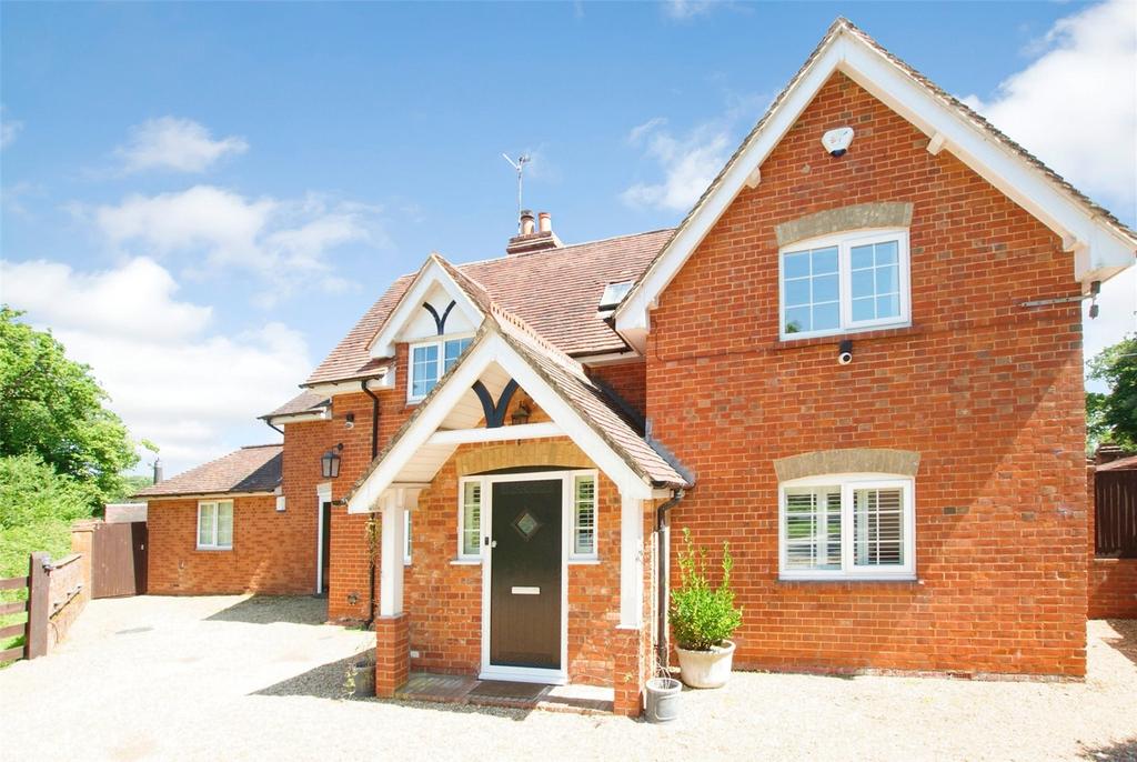 Bramshill Road, Hook RG27 4 bed detached house for sale - £1,045,000