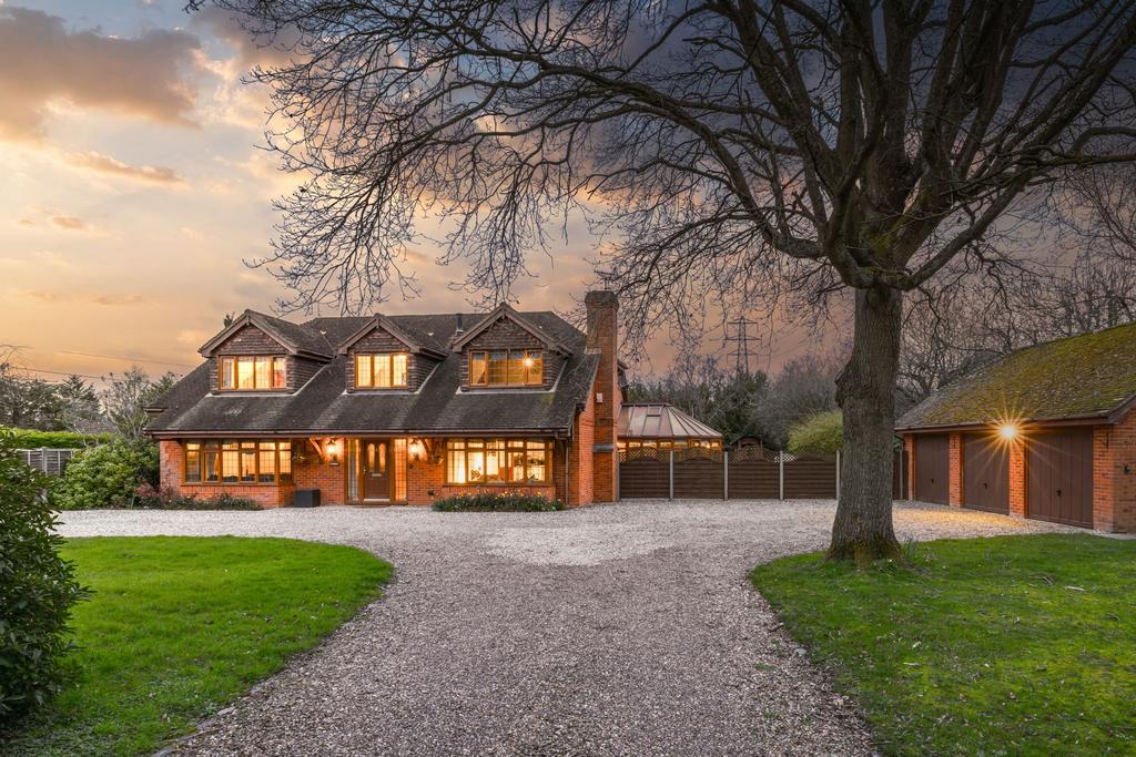 Finchampstead, Wokingham RG40 5 bed detached house - £1,295,000