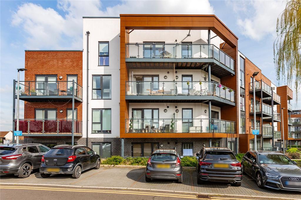 St. Clements Avenue, Romford, RM3 1 bed apartment - £270,000