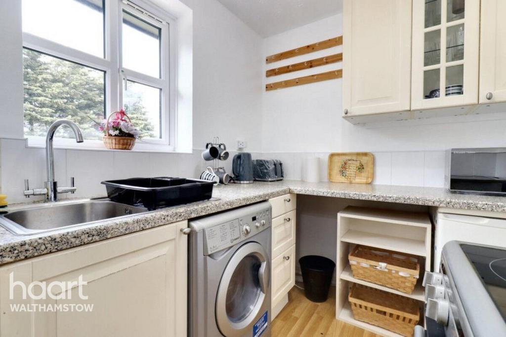 Yunus Khan Close, London 1 bed flat - £1,500 pcm (£346 pw)