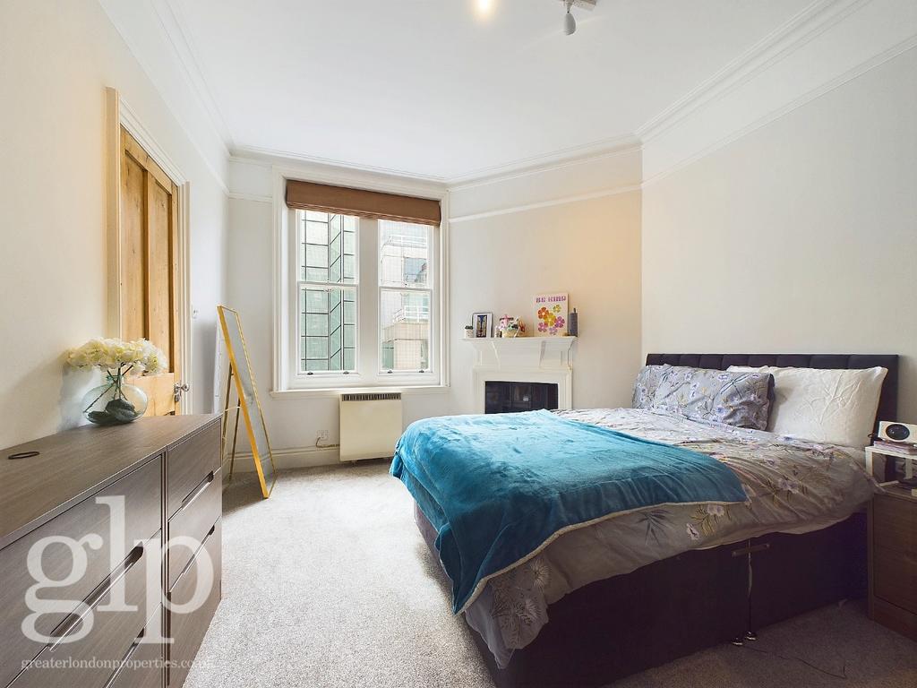 Charing Cross Road, WC2H 1 bed apartment - £2,492 pcm (£575 pw)