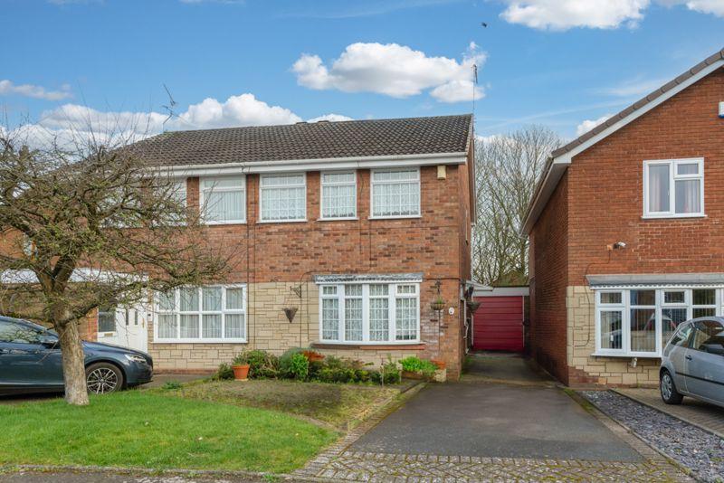 Redruth Close, Kingswinford DY6 3 bed semi-detached house for sale - £ ...