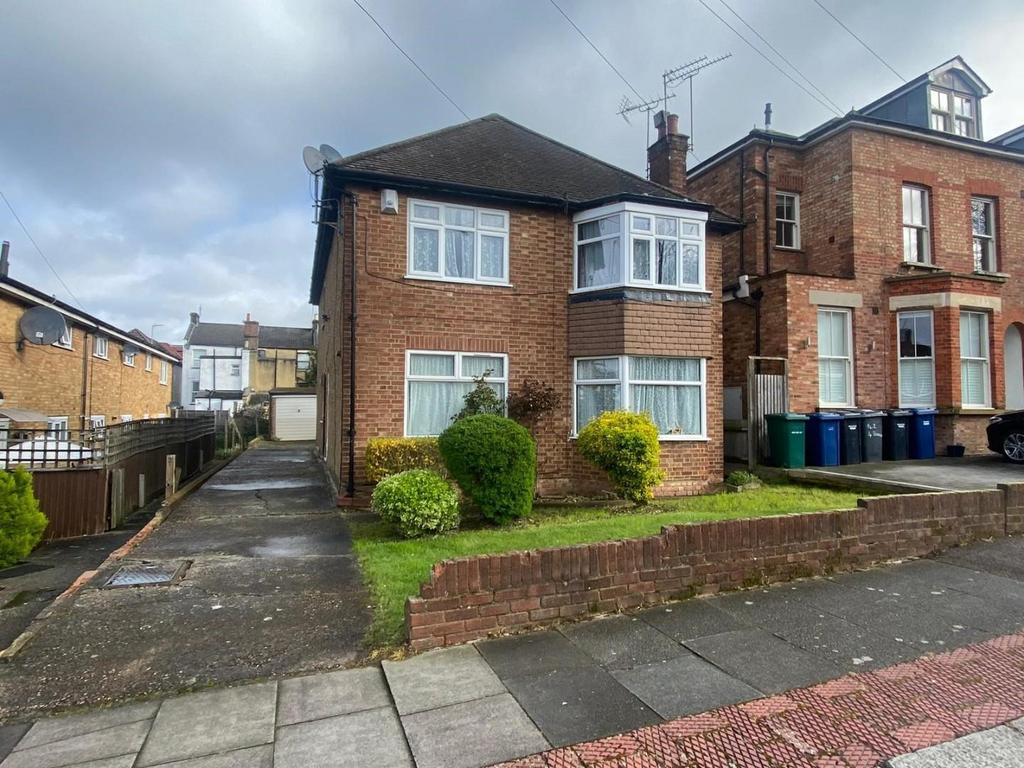 Tennyson Road, Mill Hill, NW7 3 bed flat - £430,000