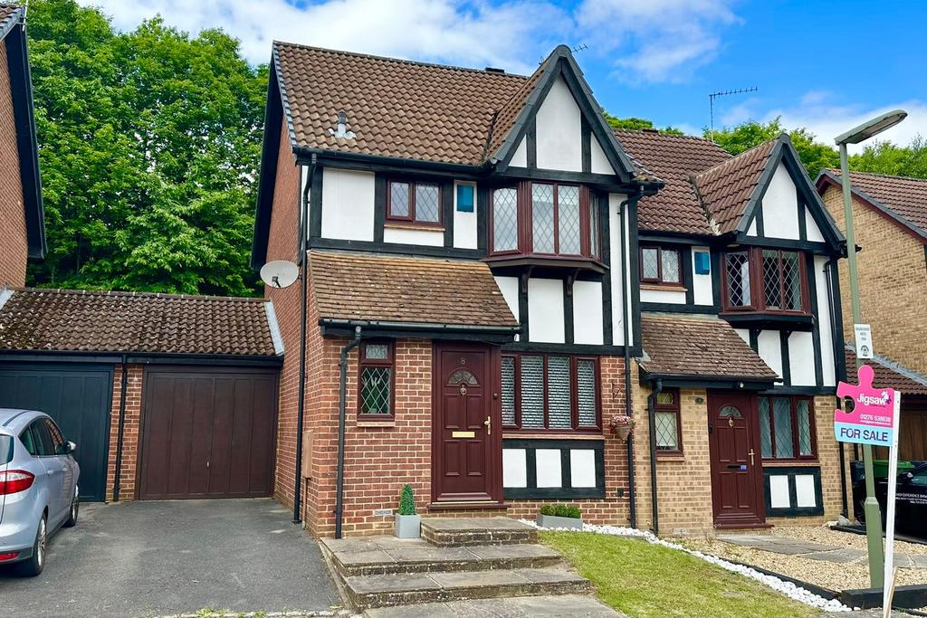Suffolk Close, BAGSHOT GU19 3 bed semi-detached house for sale - £435,000