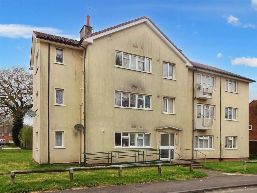 Sunnymead, Crawley RH11 2 bed flat - £199,000