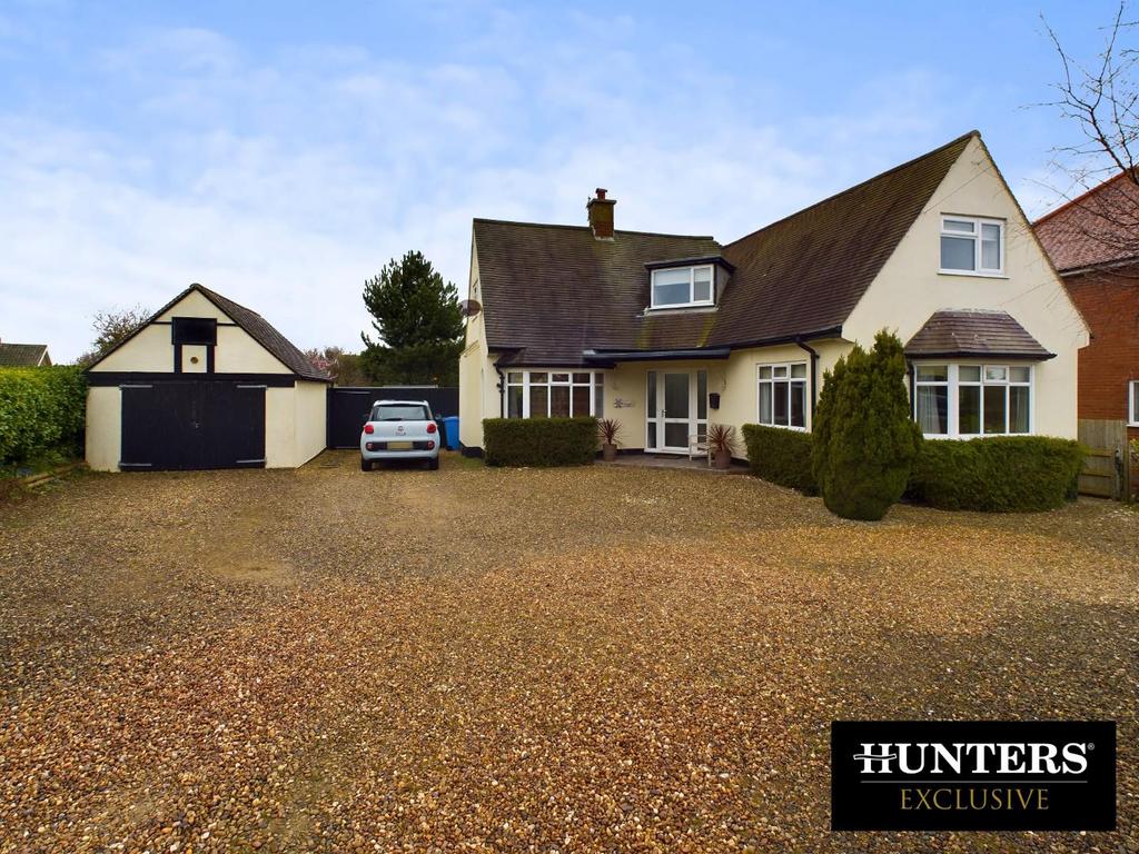 Muston Road, Filey, YO14 0AL 4 bed detached house - £425,000