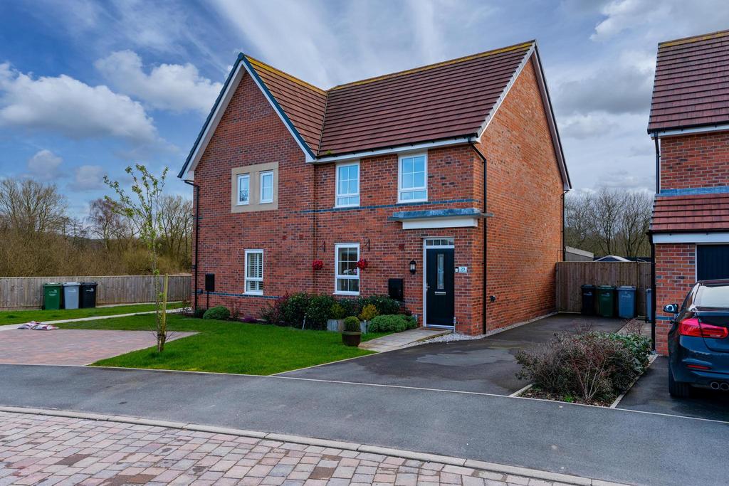 Pioneer Road, Macclesfield, SK11 7ZB 3 bed semi-detached house - £350,000