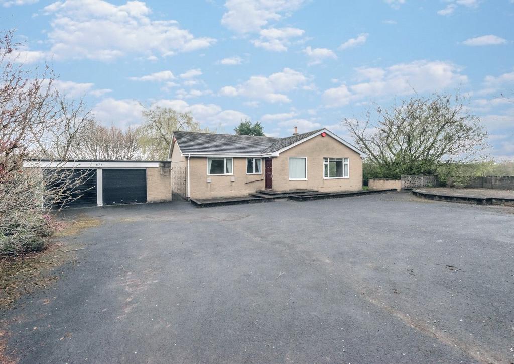 Bradford Road, Oakenshaw, Bradford, BD12 3 bed bungalow for sale - £400,000