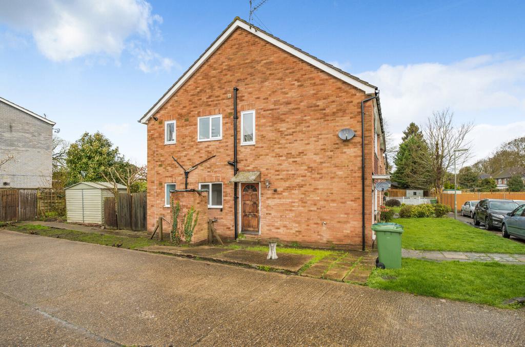 Meadow Court, Staines TW18 2 bed maisonette - £275,000