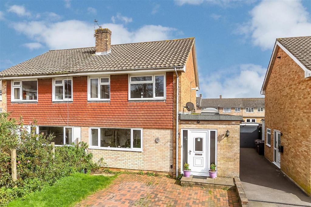 Oak Tree Court, Uckfield, East Sussex 4 bed semi-detached house - £395,000