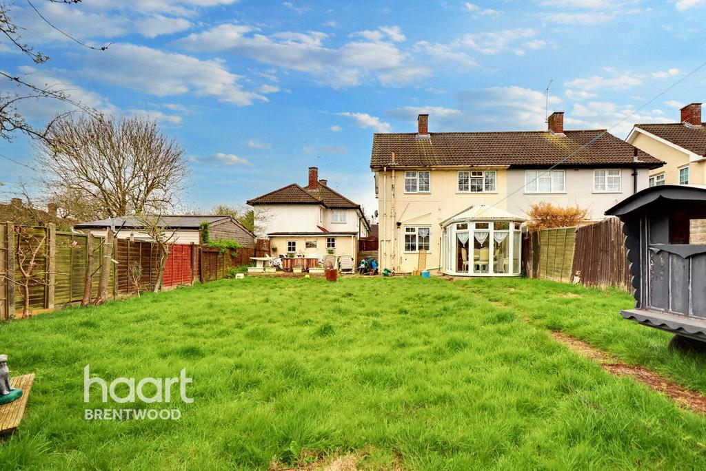 Plashet Gardens, Brentwood 2 bed semi-detached house - £400,000