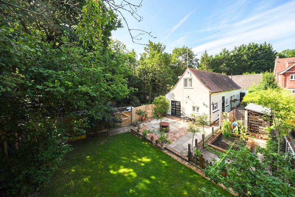 South Farm Lane, Surrey GU19 3 bed detached house - £700,000