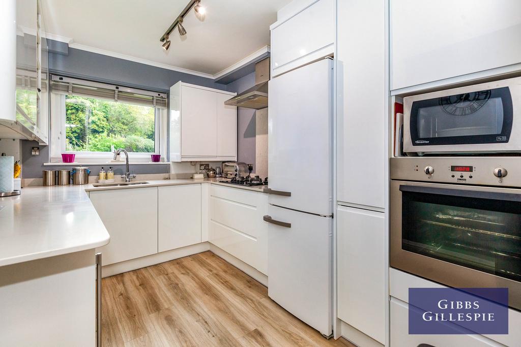 Larchmoor Park, Stoke Poges 2 bed flat - £1,550 pcm (£358 pw)