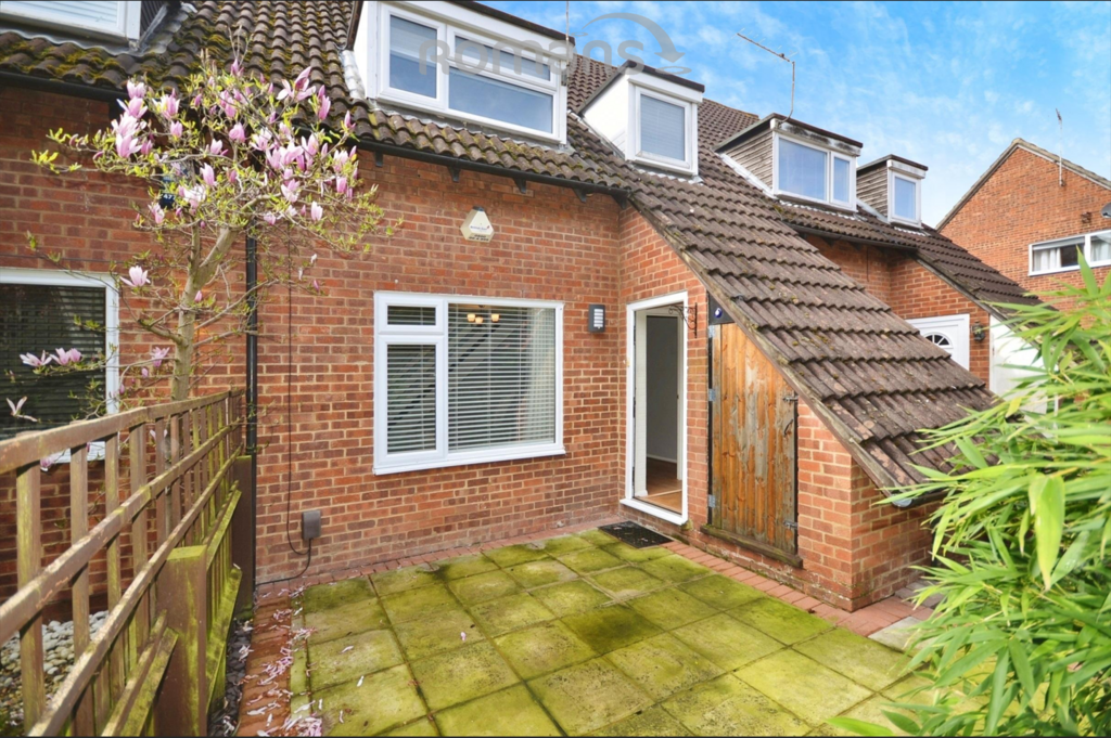 Bennetts Close, Slough 3 bed terraced house - £1,900 pcm (£438 pw)