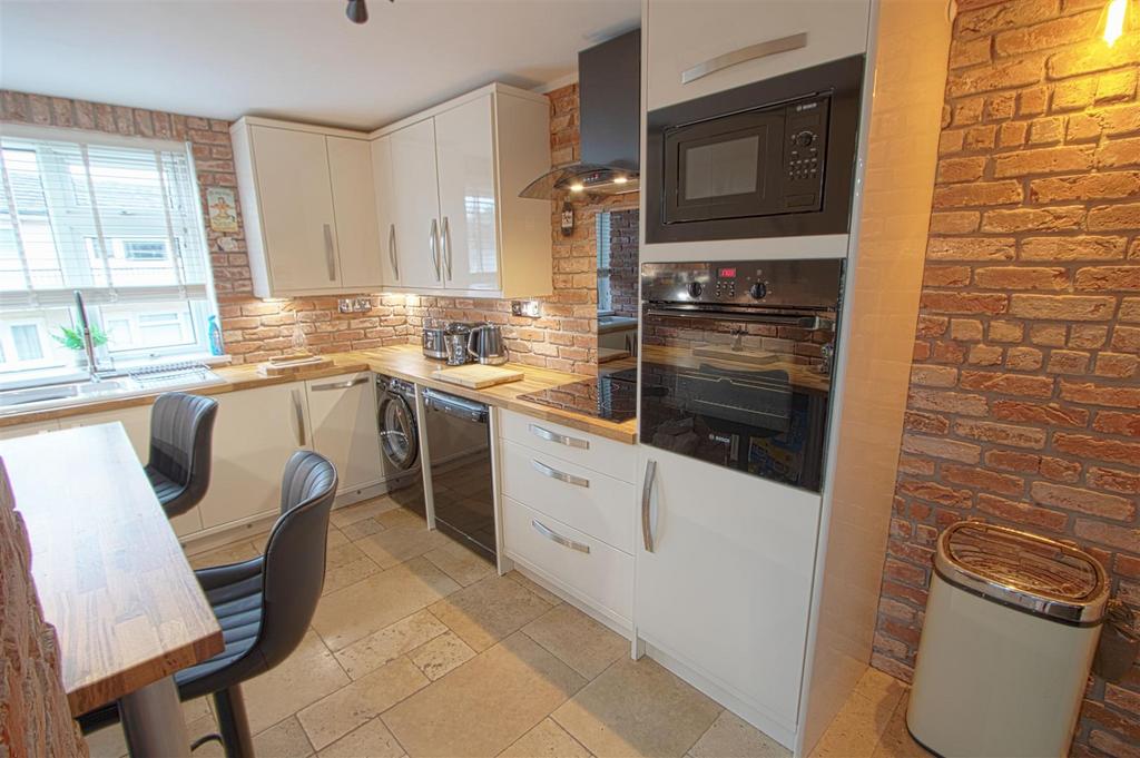Little Thorpe, Basildon SS16 1 bed apartment - £190,000