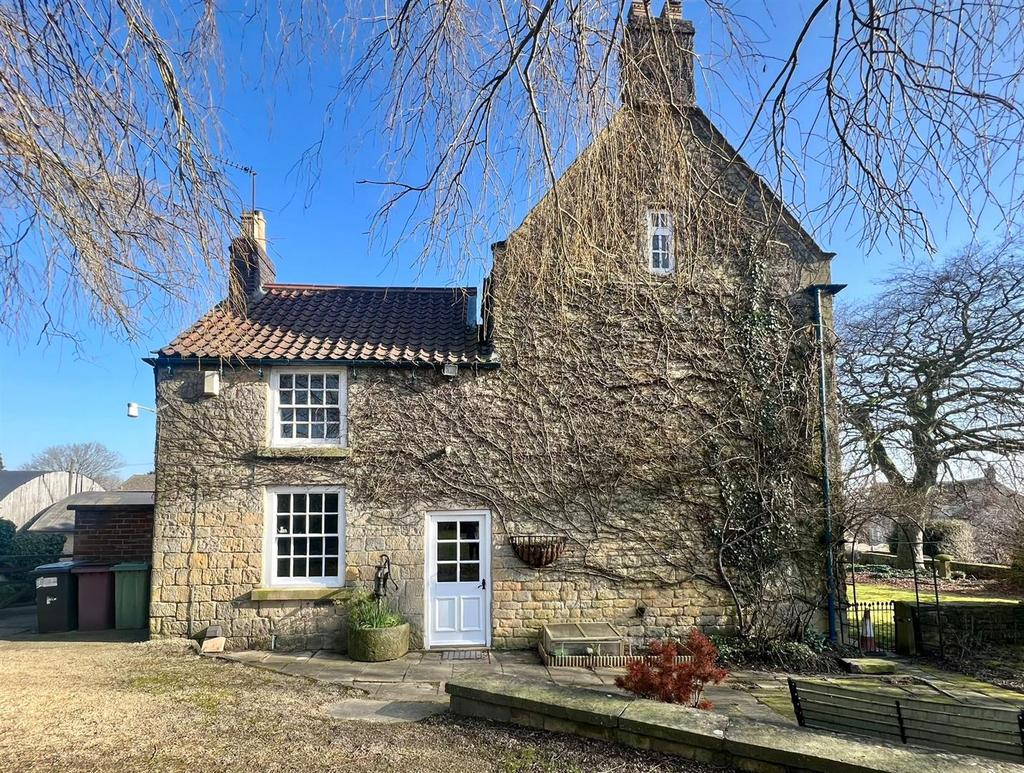 Main Street, Scarcliffe, Chesterfield 2 bed cottage - £950 pcm (£219 pw)