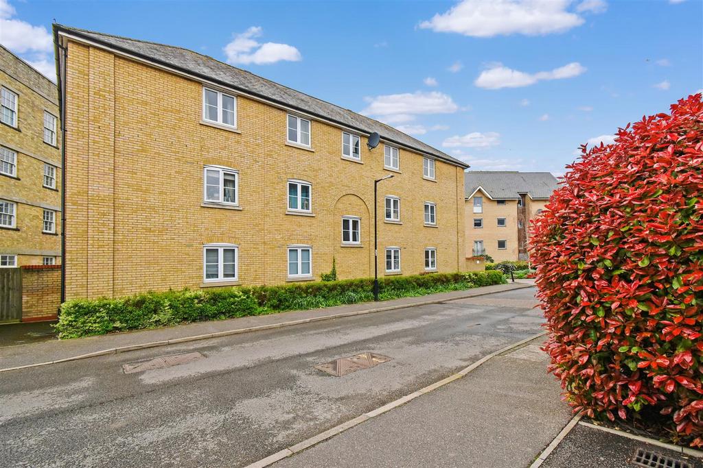 Bakers Court, Great Cornard 2 bed flat for sale - £99,000