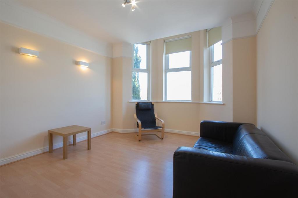 George Court, Cardiff CF24 2 bed flat - £1,100 pcm (£254 pw)