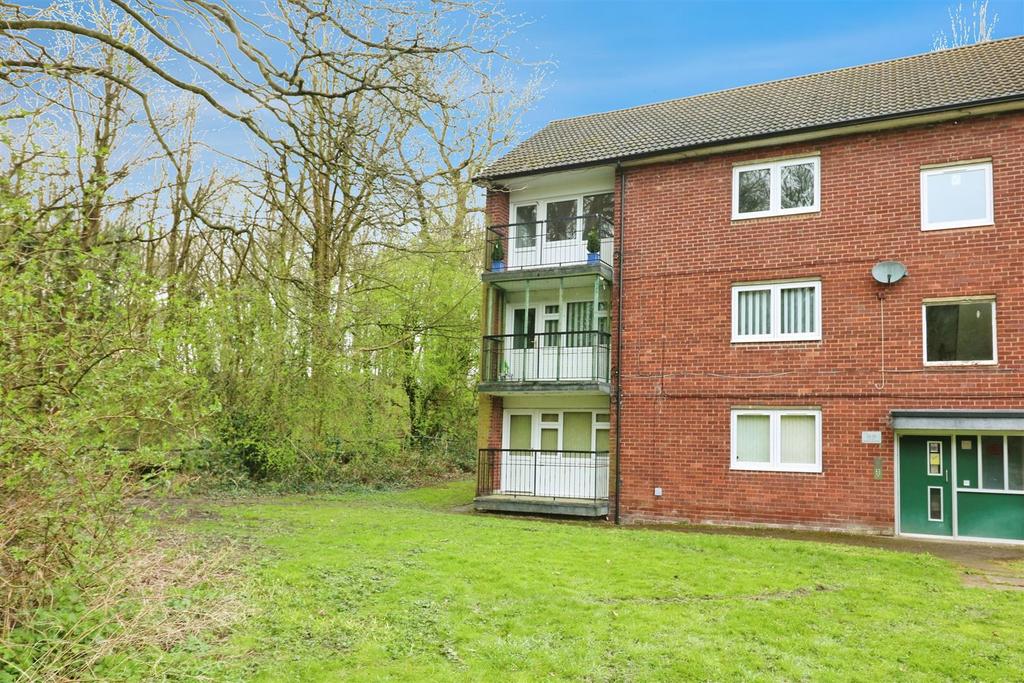 Bray Walk, Kimberworth Park, Rotherham 2 bed flat - £89,950