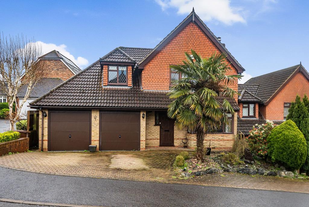 Danvers Way, Caterham CR3 4 bed detached house - £750,000