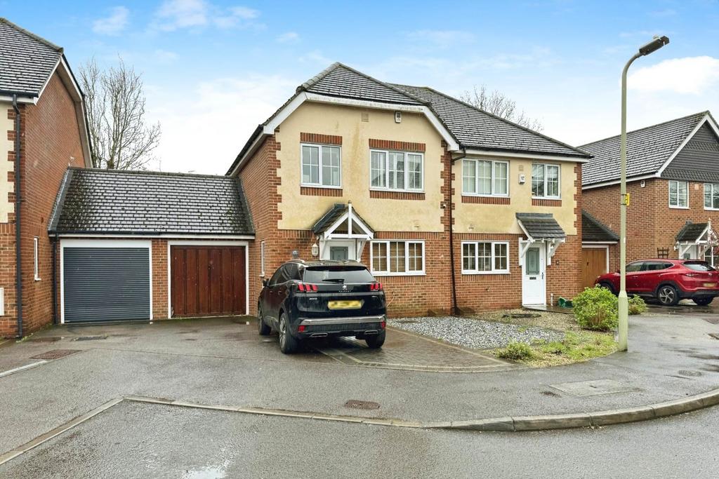 Green Lane, Wokingham RG41 3 bed semi-detached house - £2,250 pcm (£519 pw)