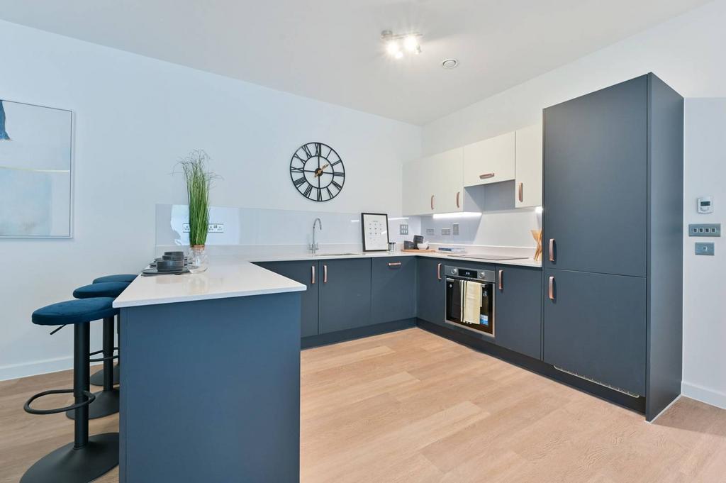 Imperial Court, Walton-on-Thames, KT12 2 bed flat - £2,205 pcm (£509 pw)