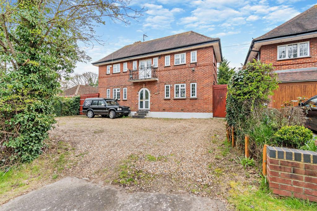 Cuckoo Hill, Pinner, HA5 4 bed detached house - £1,035,000