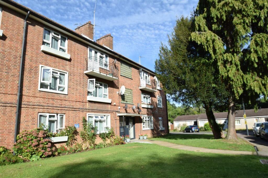 Antoneys Close, Pinner HA5 2 bed apartment for sale - £365,000
